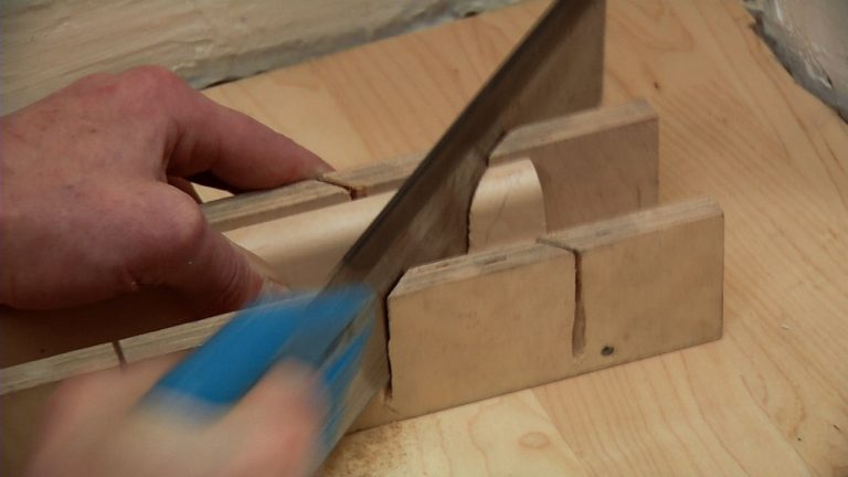 Holzfussboden 8 – Fussleisten auf Gehrung sägen